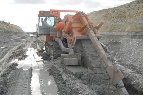 Zanjas de precorte para excavación del canal del Segarra Garrigues ...
