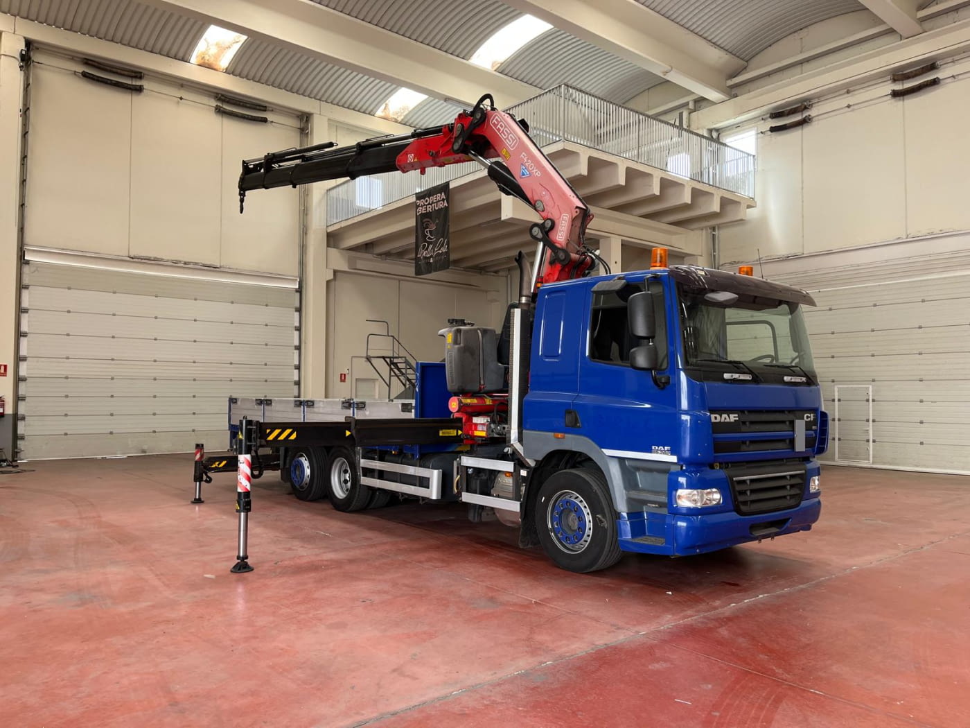 Comprar camión Daf caja abierta CF 85.360 6 X 2 con grúa Fassi 2008 ...